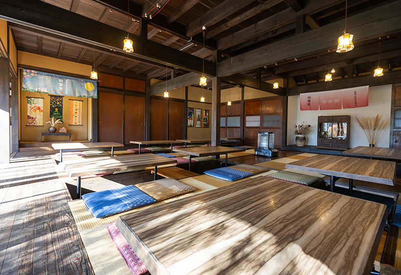 ＜Hatsuyukido Akagi Flagship＞Kominka Cafe Overlooking the Nature of ...
